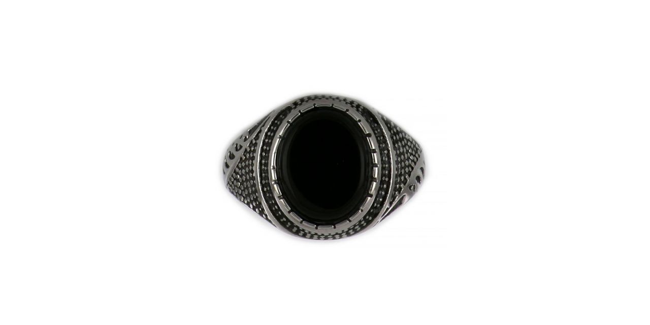 Men's steel ring with embossed design and black stone | Asimetrico.gr